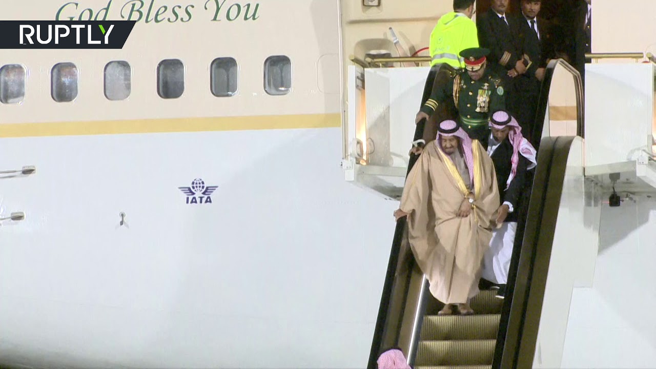 WATCH | Saudi king gets stuck when his golden escalator breaks down